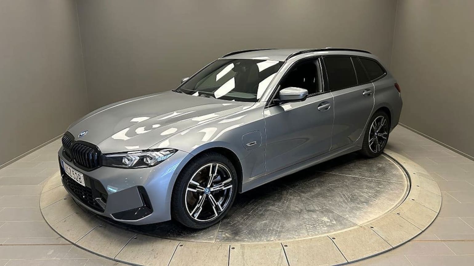 BMW 330e xDrive Touring M Sport 2023 Grå